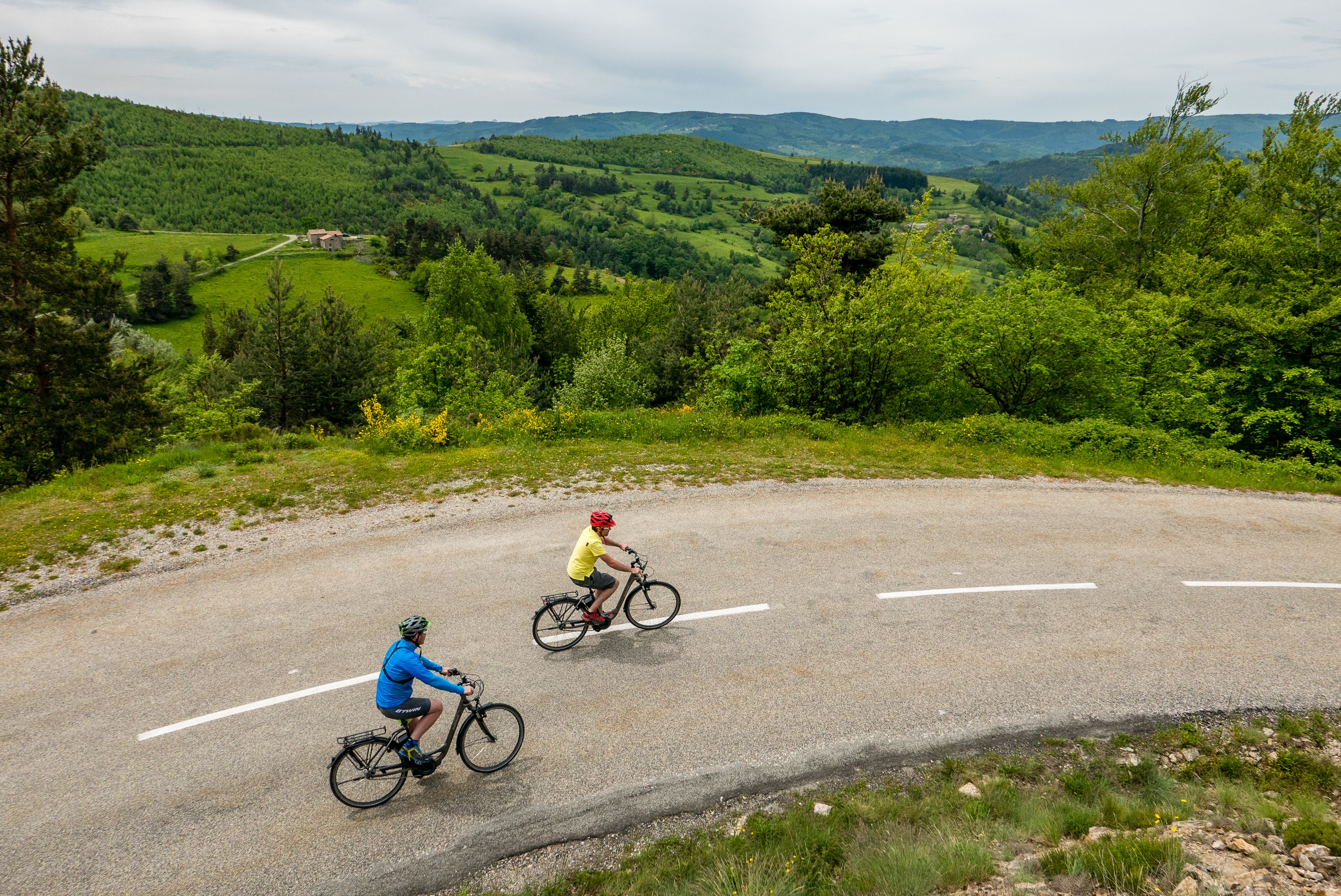 Damien riding an e-bike on the Ardèche routes.